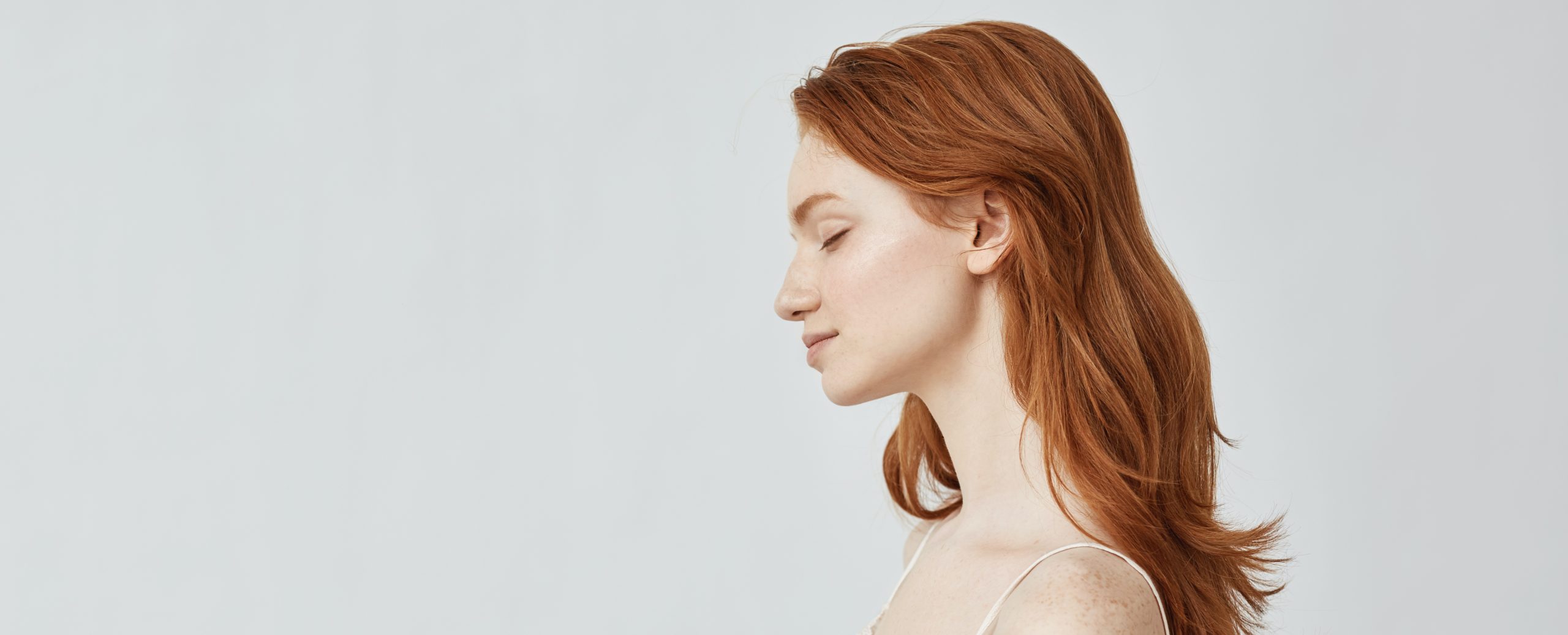 Portrait of redhead girl in profile with closed eyes smiling. - Lumiere ...